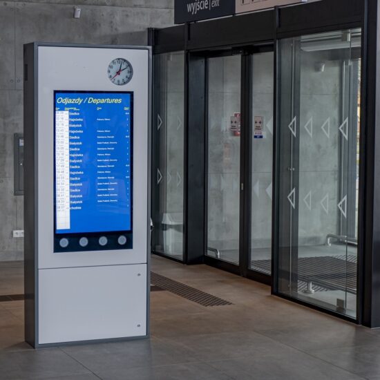 TFT LCD timetable display - arrivals and deparures station display